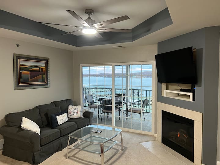 Lovely 3-bed 3-bath Condo Right On The Lake - Osage Beach, MO
