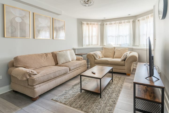 Cozy 2br Oasis | Parking | Near Downtown - Oak Park, IL