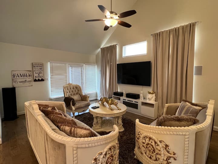Luxury 3 Bedrooms Home With Free Parking Premises - Garland, TX