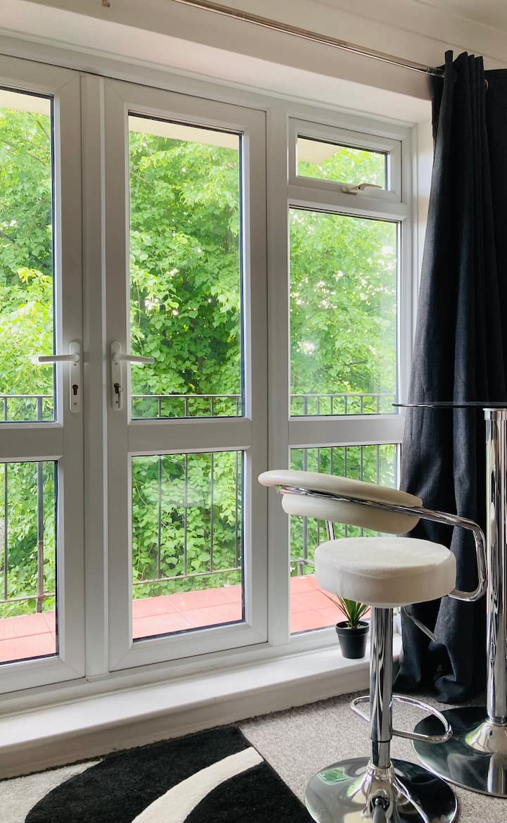 Lush Green View With Horizon Sea View & Balcony - Eastbourne