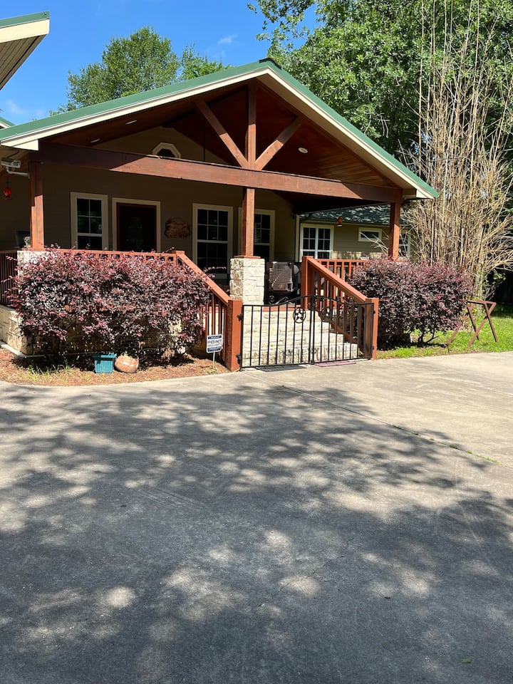 Manor_4 Br W/ Pool Table_swimming Pond_volleyball - Conroe