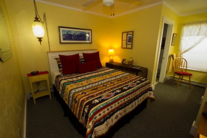 The Railroader, Queen Bed With Private Shower/tub. - Chama, NM