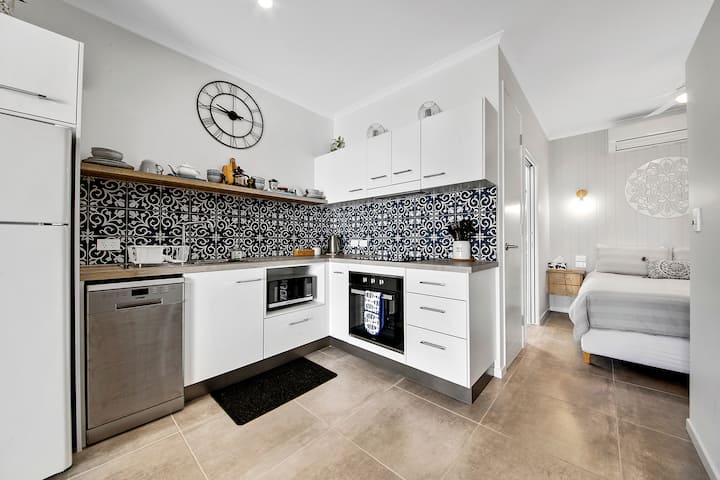Modern Luxury Studio Apartment - Emu Park