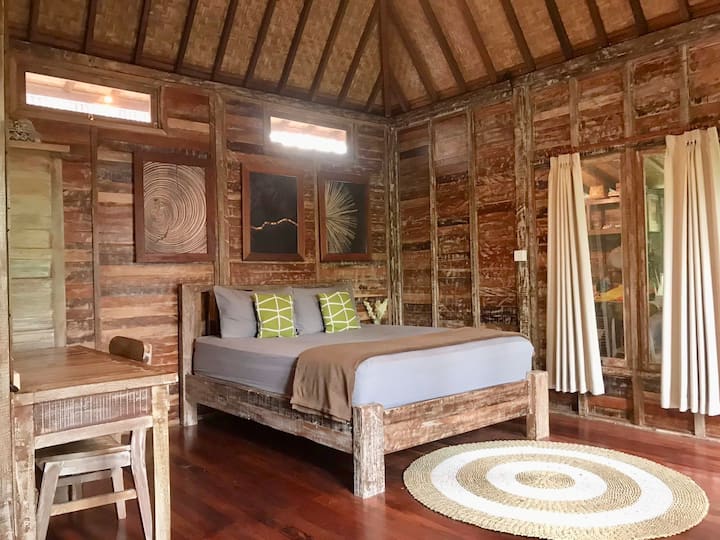 Bungalow 2 , A Peaceful ,1 Bed Room Wooden House - Canggu