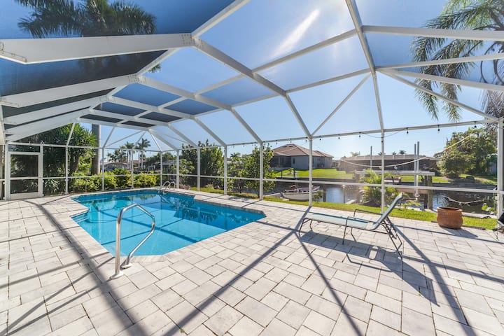 Modern Waterfront Pool Home W/ Gulf Access, Pet Ok - Cape Coral, FL