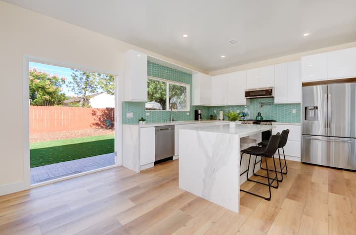 Modern, Spacious 4 Bedroom House Central San Diego - San Diego, CA