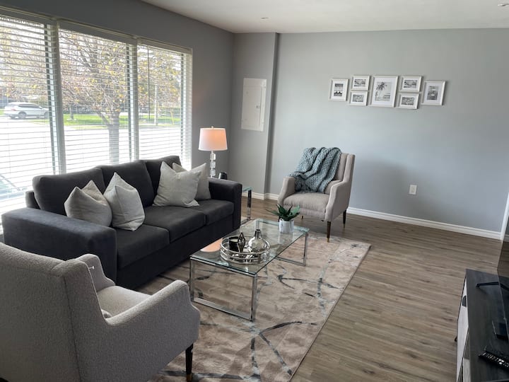 Cheerful Modern 2 Bedroom Home With Parking - Hamilton