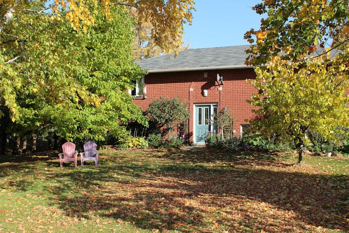 Applegarth's Purple Rm; Rural B&b Near Pt Burwell - Ontario