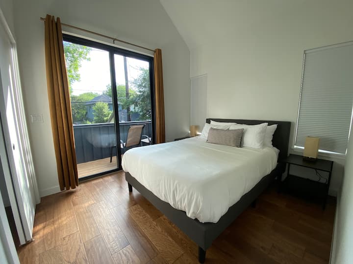 Walk To Restaurants + Pets Welcome - Austin, TX