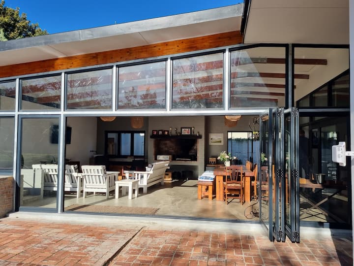 5 Bedroom Home With Solar Power & Inverter System - Stellenbosch