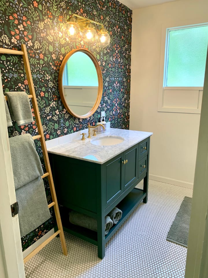 The Wayside- Fully Updated Mid Century Farmhouse - Springfield, OR