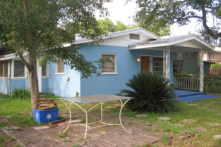 Private And Comfortable Boho Guest House - Jacksonville, FL