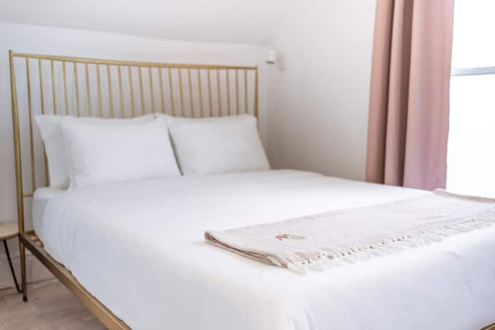 Cute Queen Bed W/ Ensuite At Quiet End Of Picton - Picton