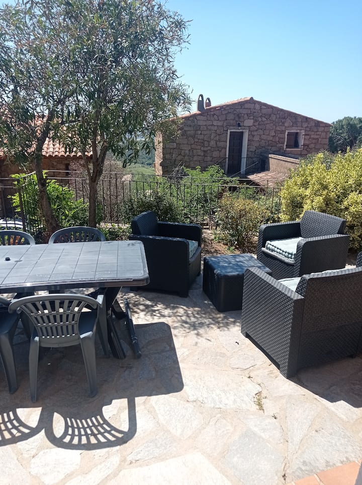 Rez De Jardin Dans Un Petit Hameau Très Calme. - Figari