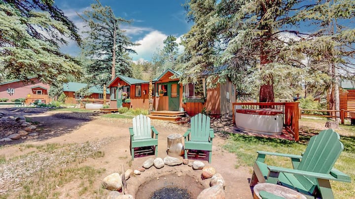 Quaint Riverfront Cabin W/ Hot Tub - Dreamcatcher - Estes Park, CO