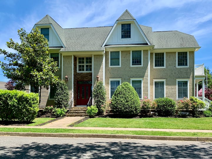 Beautiful Six Bedroom Beach Adjacent Getaway. - Manasquan, NJ