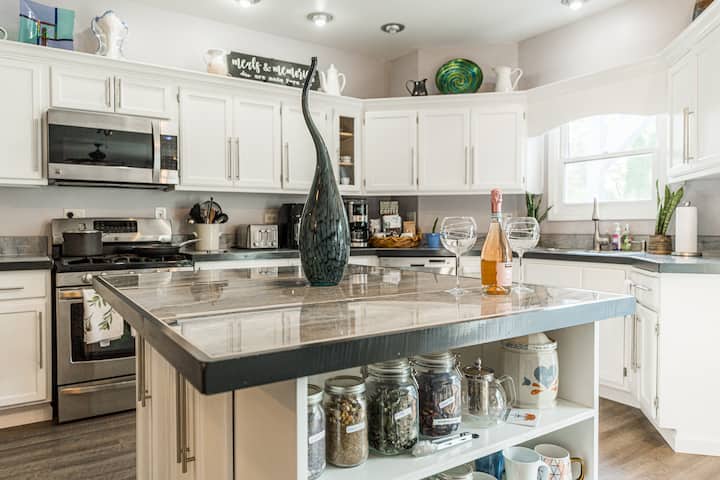 Cosmos Cozy Home, Hot Tub, King Beds, Jacuzzi - Bolingbrook, IL