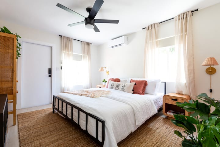 Sdsu Lemon Tree Patio | Studio | King Bed - San Diego, CA