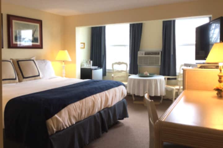 Deluxe King Suite 206 – Spacious & Stylish Retreat - Wells, ME