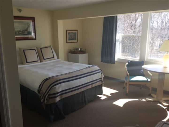 The Deluxe Queen Retreat – Suite 208 - Wells, ME