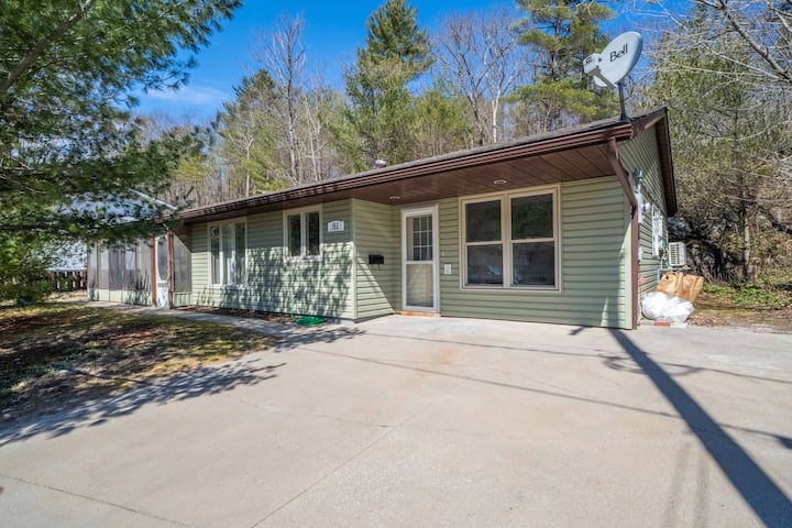 Cozy, Self Contained Bachelor Unit With Laundry! - Parry Sound