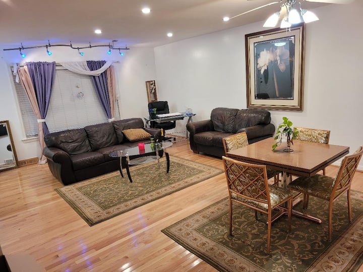 Enjoy Our Comfy Queen Size Bed. - Evanston, IL