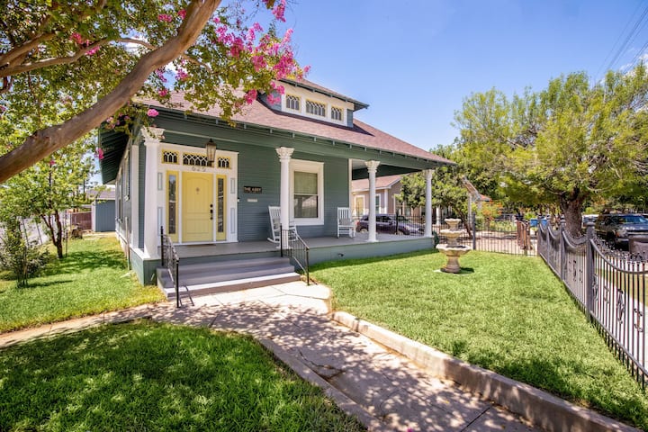 The Abby- Downtown Home With Wrap Around Porch - San Antonio, TX