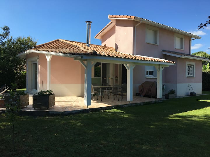 Maison éTage Arborée à Deux Pas Du Bourg De Mios. - Salles