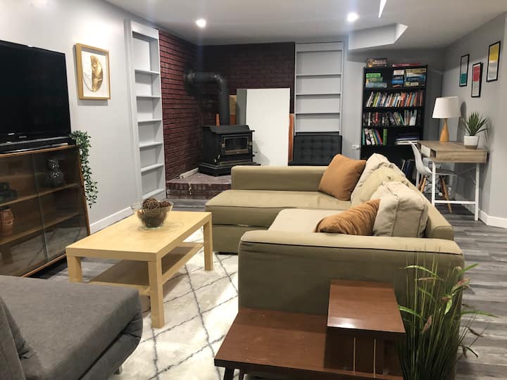 Dog Friendly Unit With Fiber Internet - Calgary