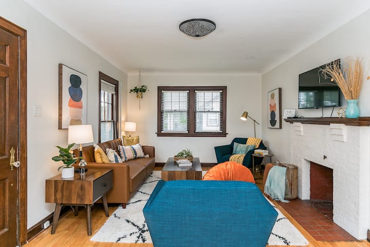 Cozy Ne Home. Near Downtown Cr, Charming Area. - Cedar Rapids, IA