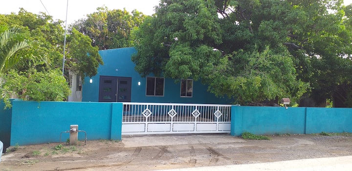 Lutty's Tree Filled 2-bedrooms House - Curaçao