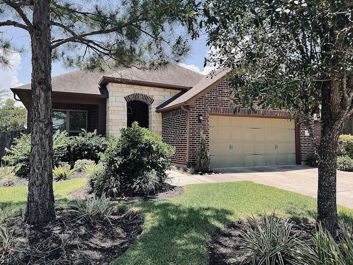 Beautiful 3 Bedroom Home 10 Mins From Iah - Humble, TX