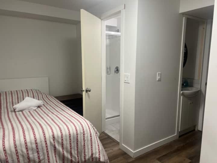Small Room With Private Bathroom - 킬로나