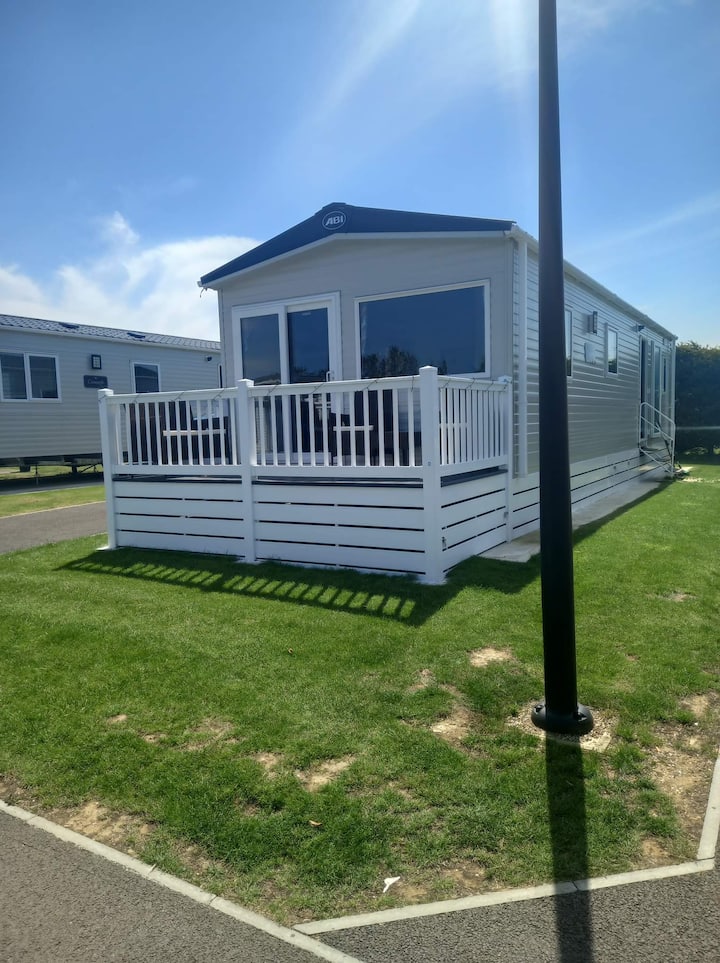 4 Birth Caravan Holiday Let Available Pet Friendly - Dreamland Margate