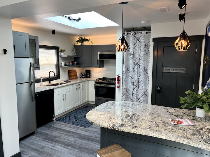 Casa 69th Contemporary Bungalow - Indianápolis, IN