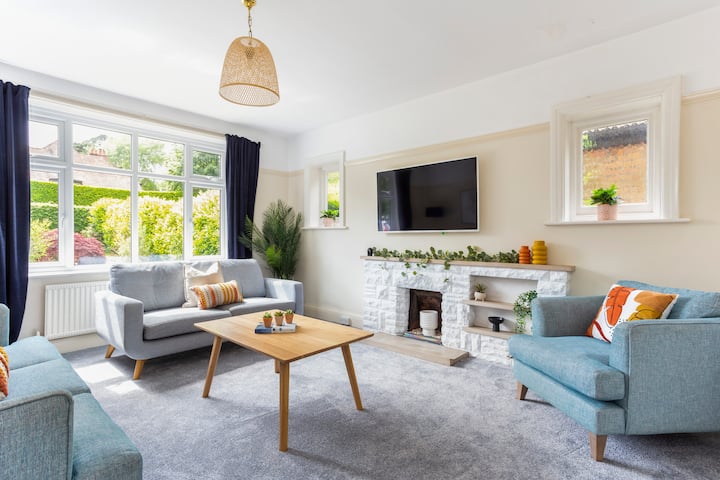 Renovated 5 Bed House - Hot Tub - Near Sandbanks - Bournemouth