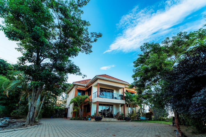 Julz Place- A 3 Bedroom Apt Bukasa Muyenga - Kampala