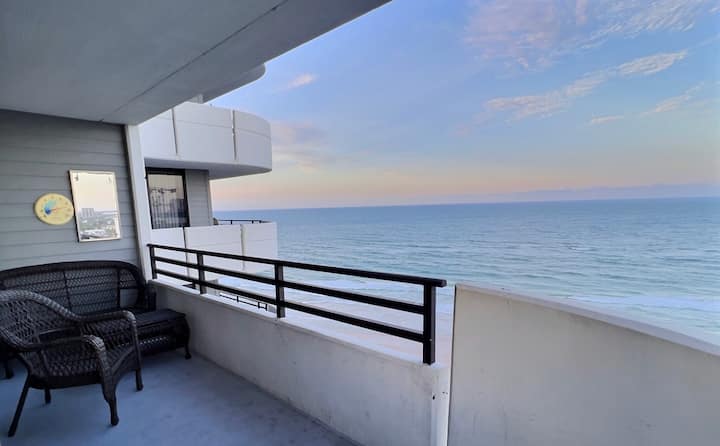Bright 3br End Unit Endless Ocean Views 12th Flr - Daytona Beach, FL
