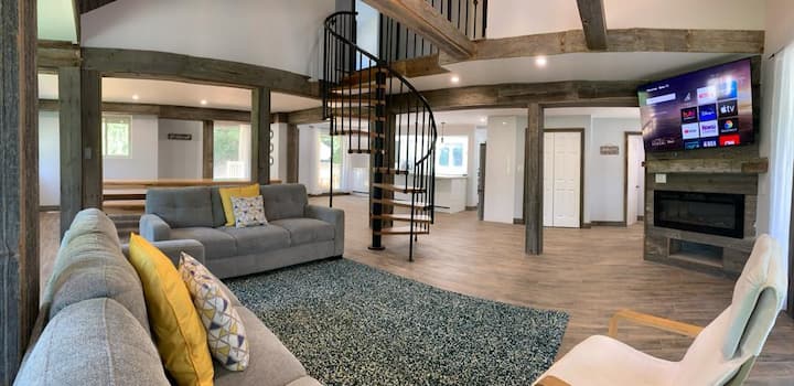 Entire Chalet On The Mountain With A Hot Tub - Ontario