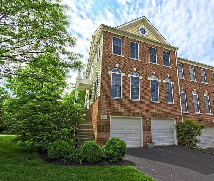 Cheerful 3-br Townhome In A Wonderful Neighborhood - Fairfax, VA