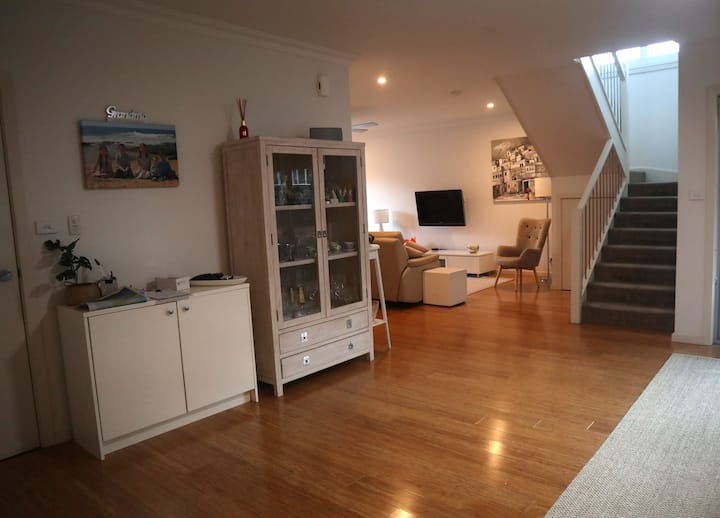Cheerful And Bright 3-bedroom Townhouse With Patio - 臥龍崗