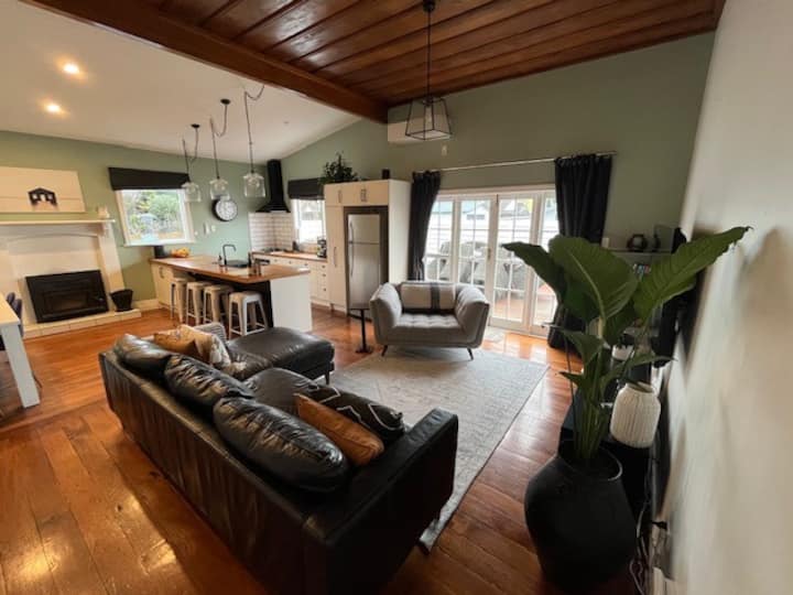 Welcoming 4 Bedroom Family Villa With Fireplace - Hastings