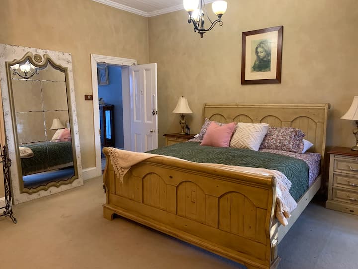 Mathom House Rm 2 - Central Executive Suite - Wagga Wagga