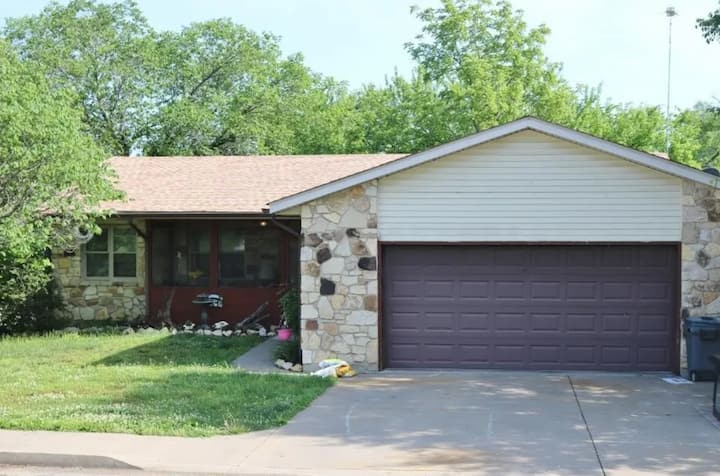 Willow Autumn House (Sleeps 18) - Hermann, MO