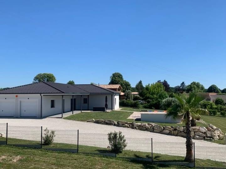 Maison De Vacances Avec Piscine - Jonzac