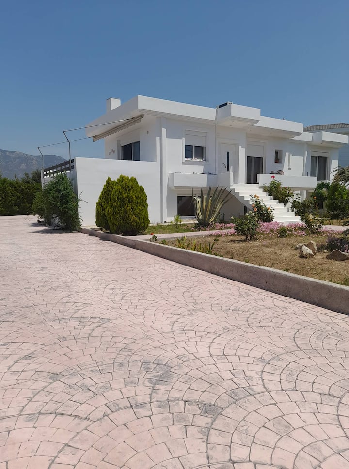 Cheerful 3-bedroom Villa With Indoor Fireplace - Коринф