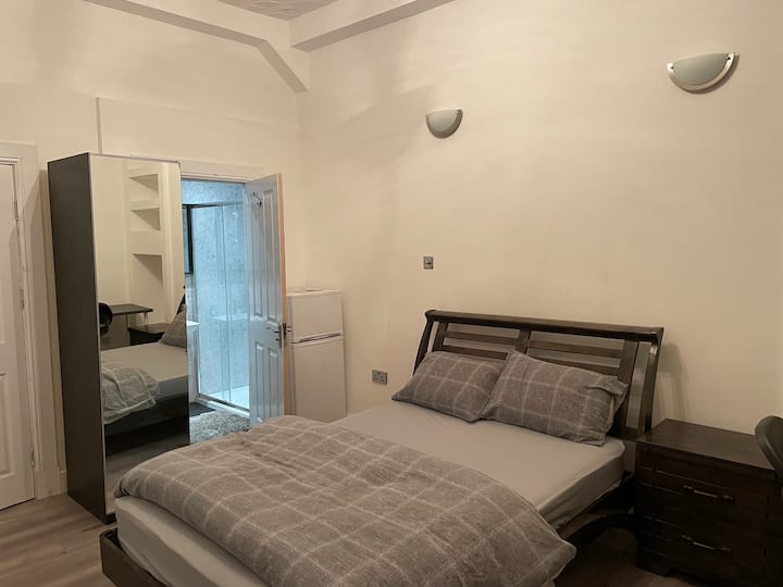 Cosy Bedroom With Ensuite And Kitchen - Glasgow