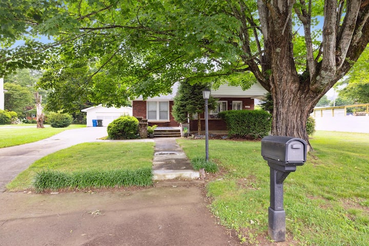Historic In Town - Sleeps 6/w/ Hot Tub - Waynesville, NC