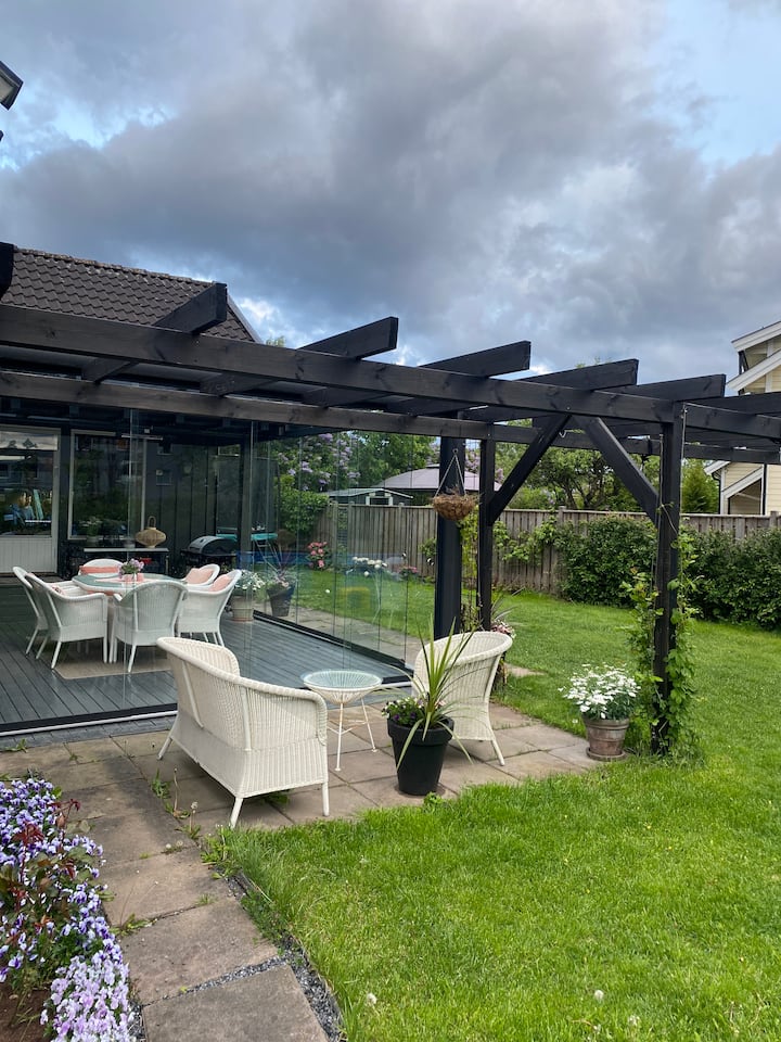 Romslig Hus Med Hage Og Innglasset Terrasse - Moss