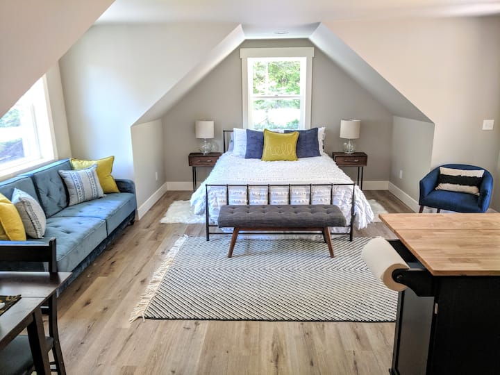 Cozy Studio Perched Above La Conner Tulip Fields - La Conner, WA